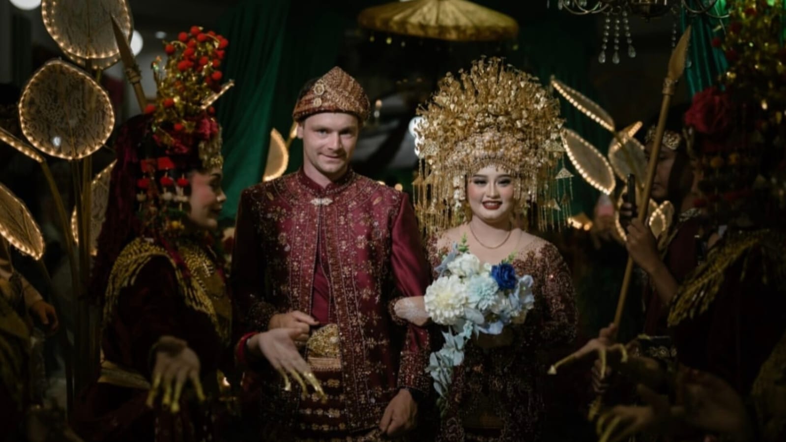 Pernikahan Bule dengan Mahar Fantastis di Prabumulih: Uang Miliar ...